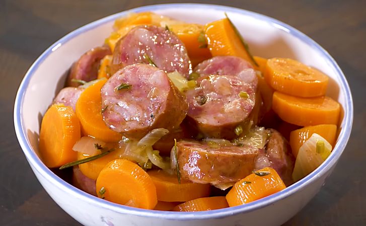 Делаем мясное рагу без мяса. В основе у нас колбаски и морковь: уже ...